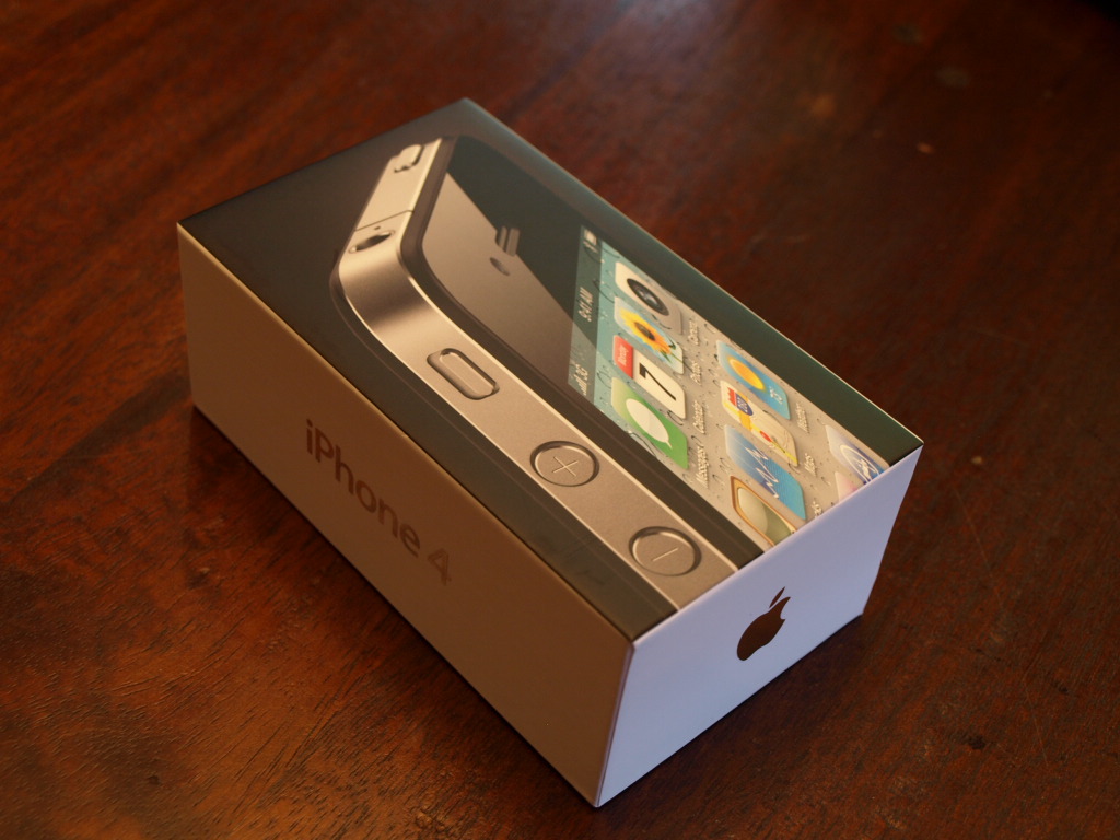 Unboxing the iPhone 4 – Hands on Apple’s new iPhone 4