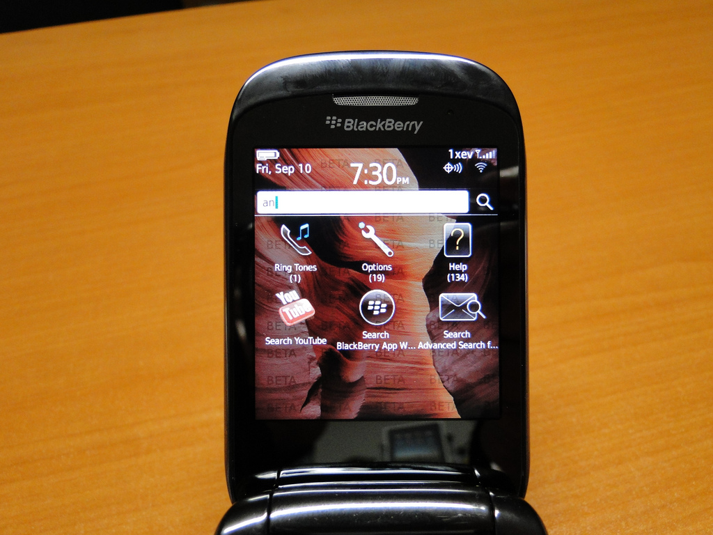 BlackBerry Style 9670 Clamshell Gets Lengthy Hands-On Video