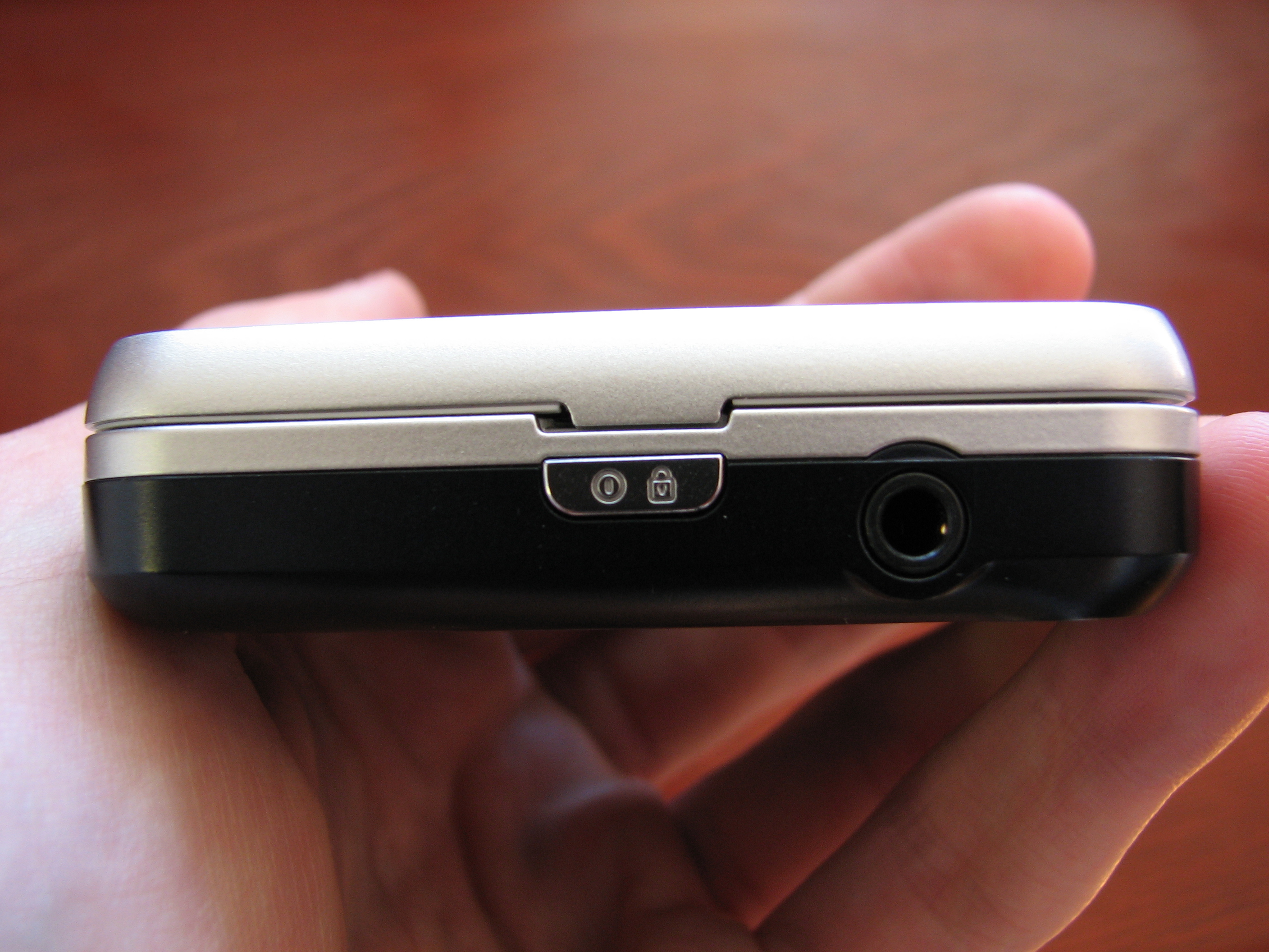 Review: Motorola Flipout – Neat, but Uncomfortable Shape