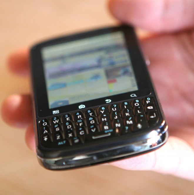 Review: Verizon Motorola Droid Pro – An Android phone for the ...
